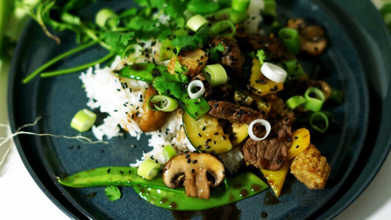 Wok-Gericht mit Rindfleisch und frischem Gemüse » Weil es schmeckt
